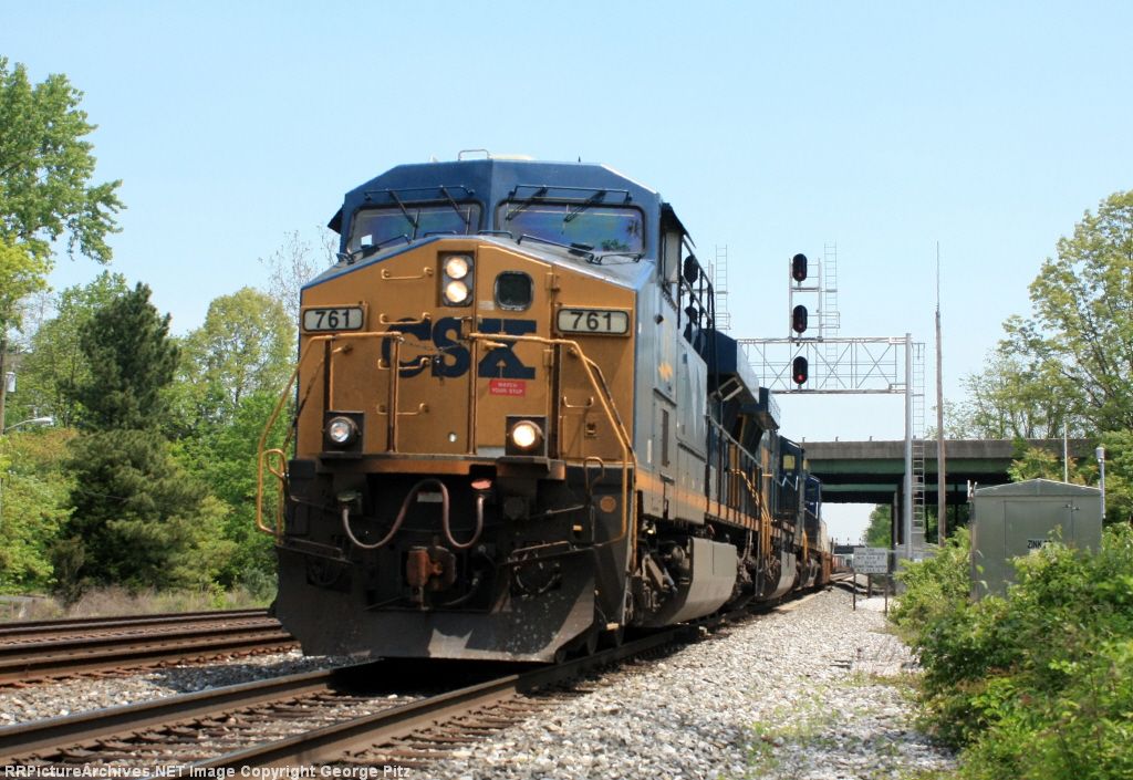 CSX 761 and train Q033